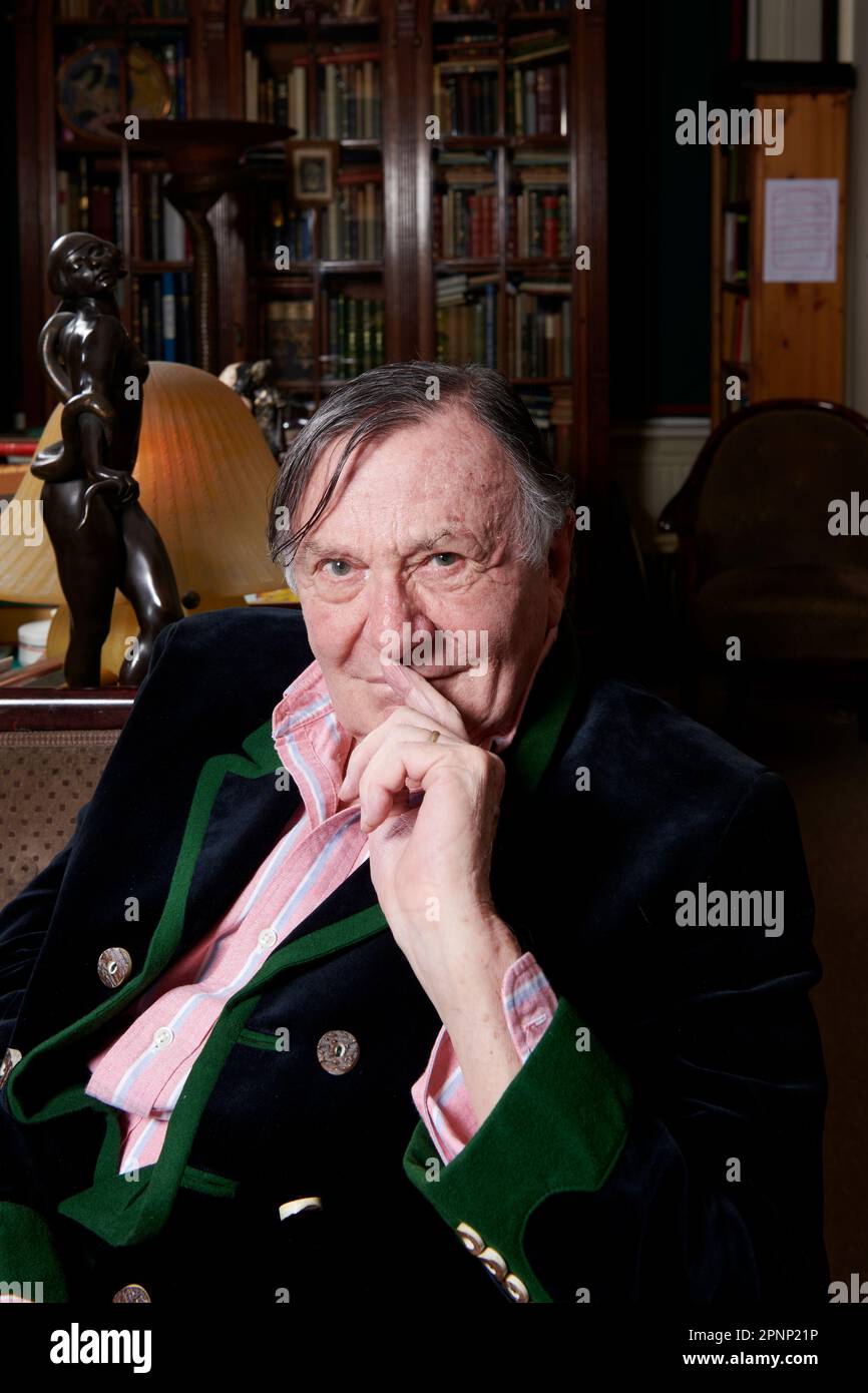 Barry humphries sandy stone hi-res stock photography and images - Alamy