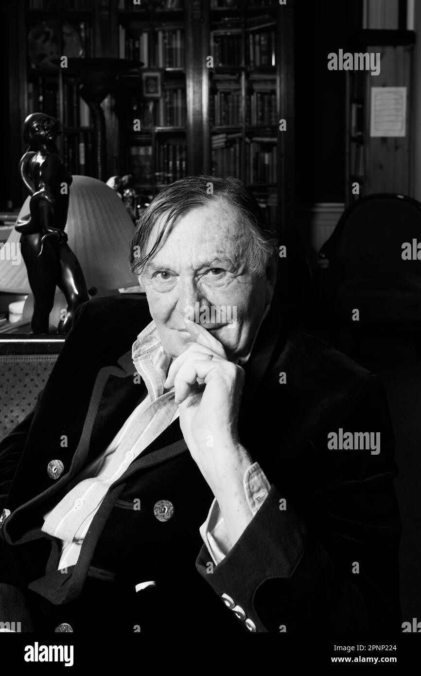 Barry humphries sandy stone hi-res stock photography and images - Alamy