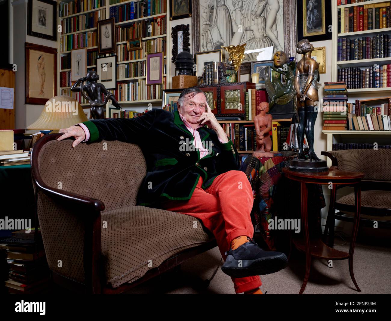 Barry humphries sandy stone hi-res stock photography and images - Alamy