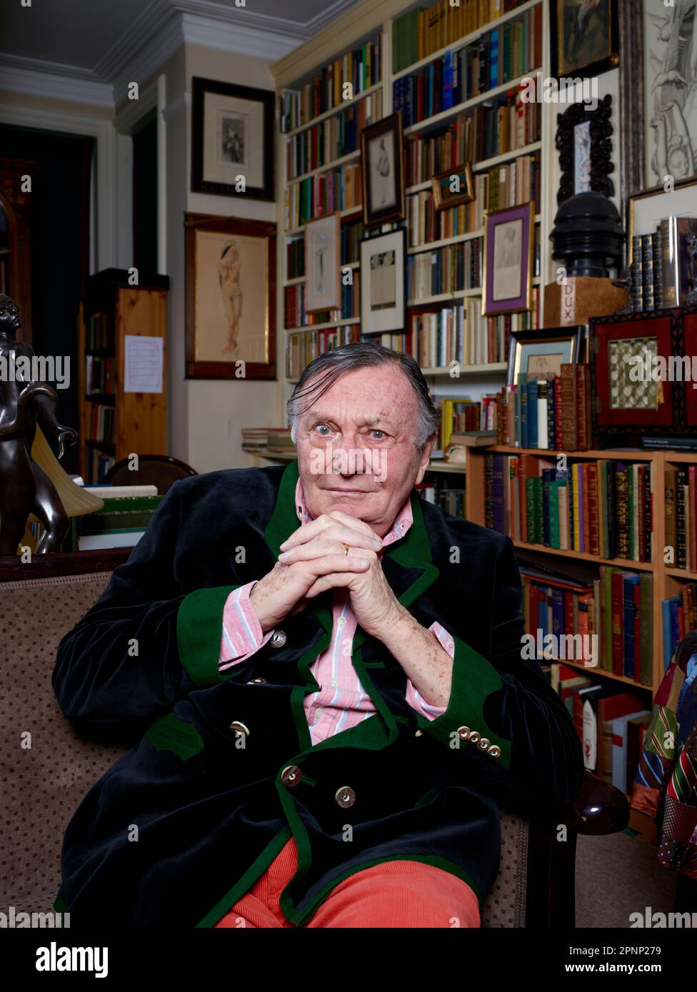 Barry humphries sandy stone hi-res stock photography and images - Alamy