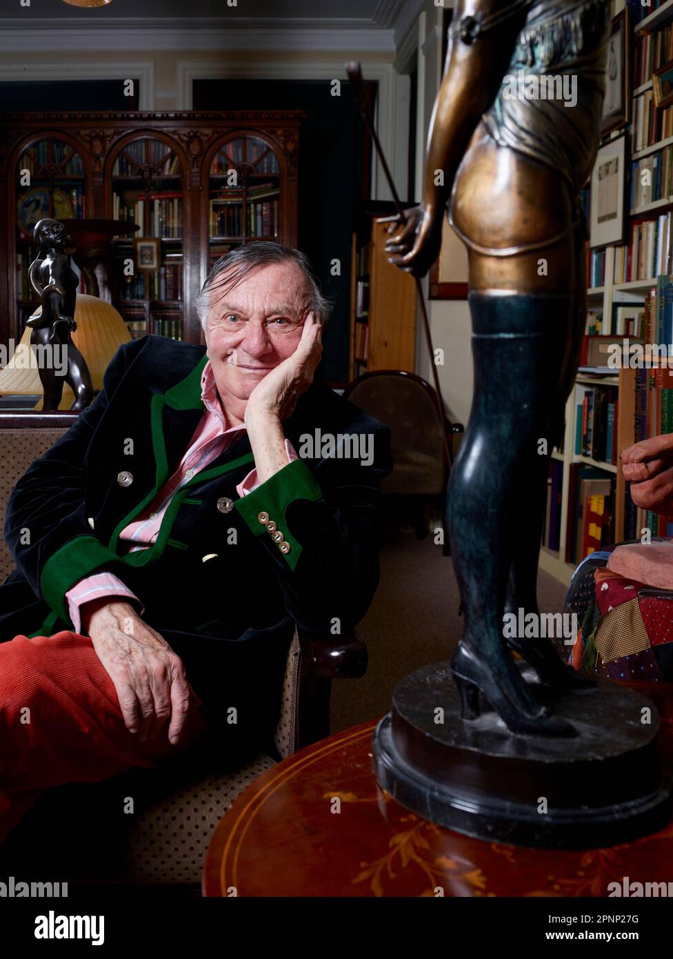Barry humphries sandy stone hi-res stock photography and images - Alamy