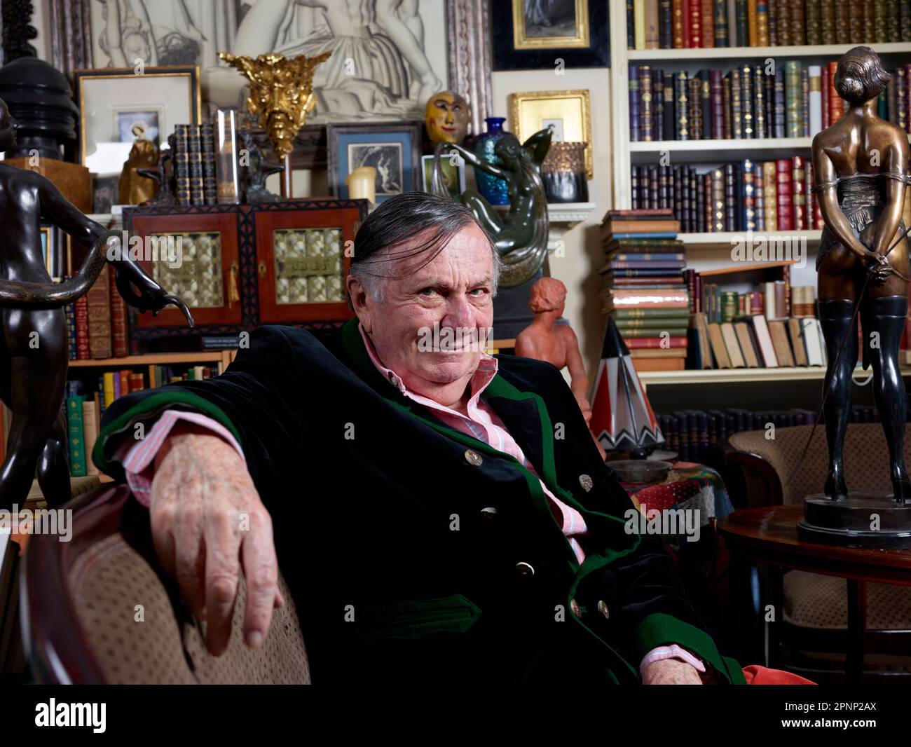 Barry humphries sandy stone hi-res stock photography and images - Alamy
