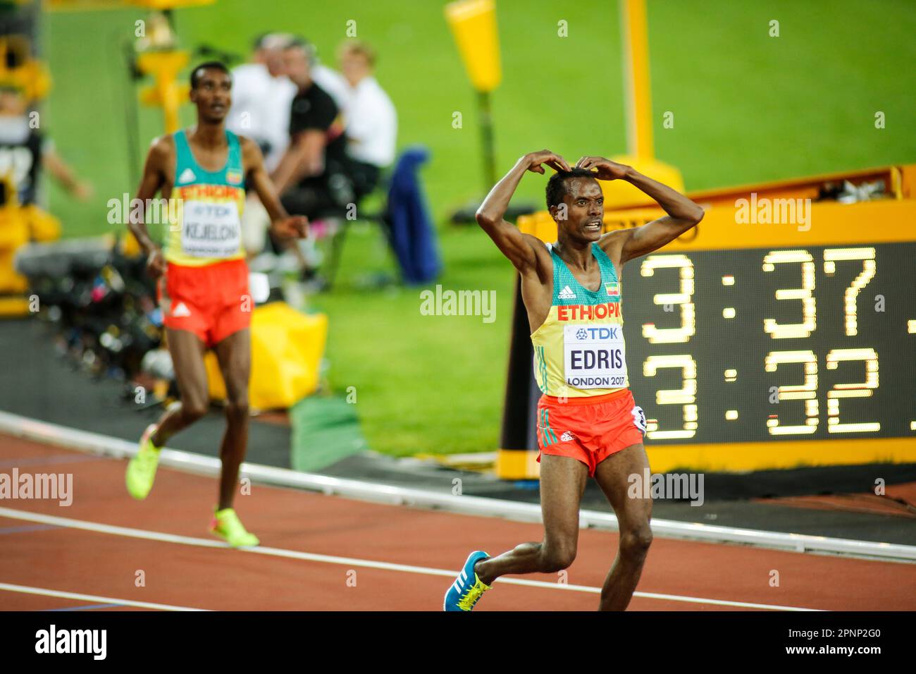 Muktar Edris winning the 5000m final at the World Athletics ...