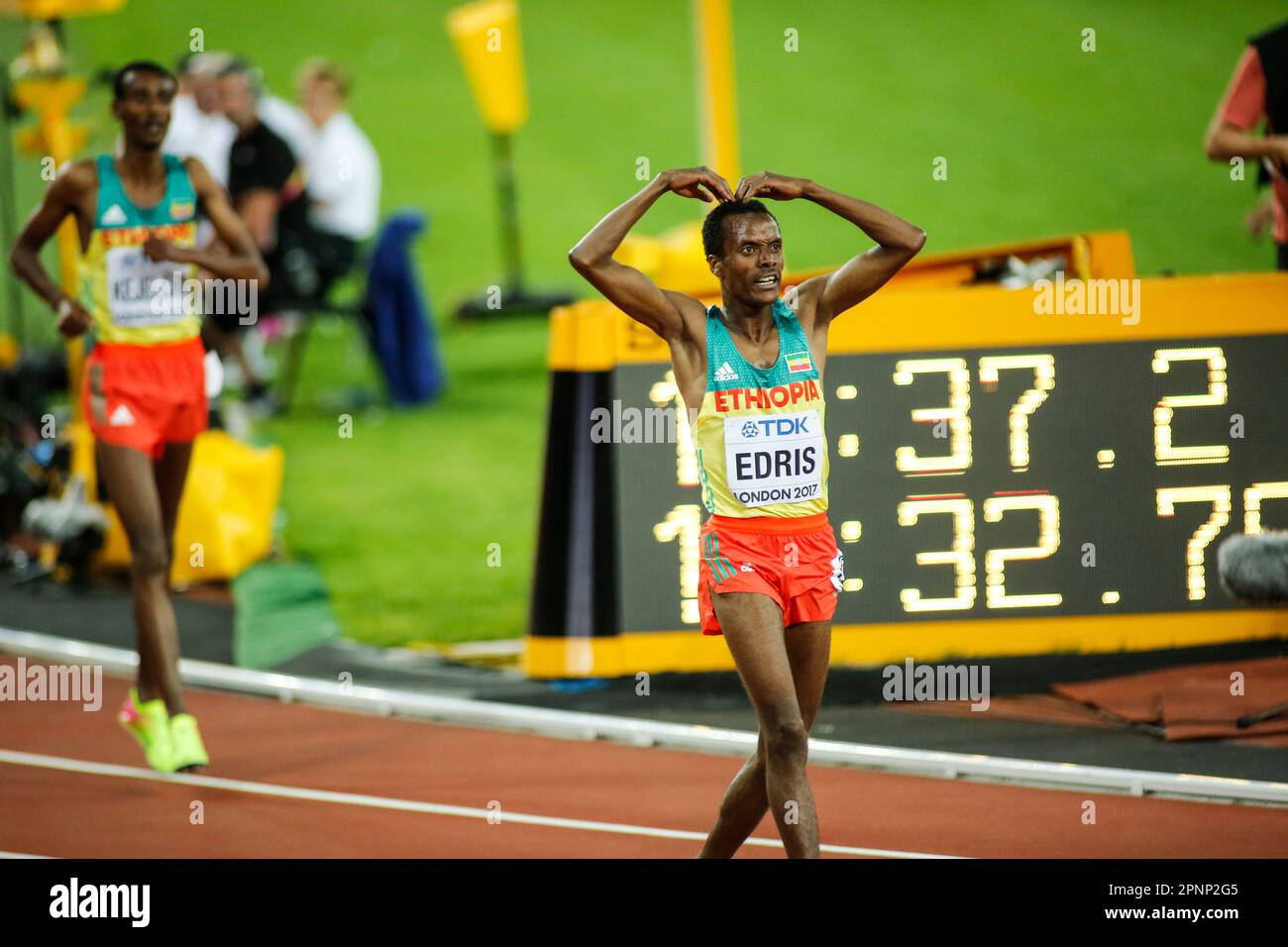 Muktar Edris winning the 5000m final at the World Athletics ...