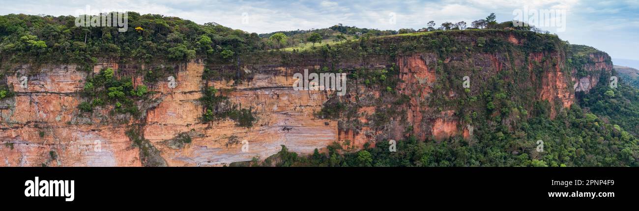 Panoramic view to impressive cliff wall, Chapada dos Guimarães, Mato ...