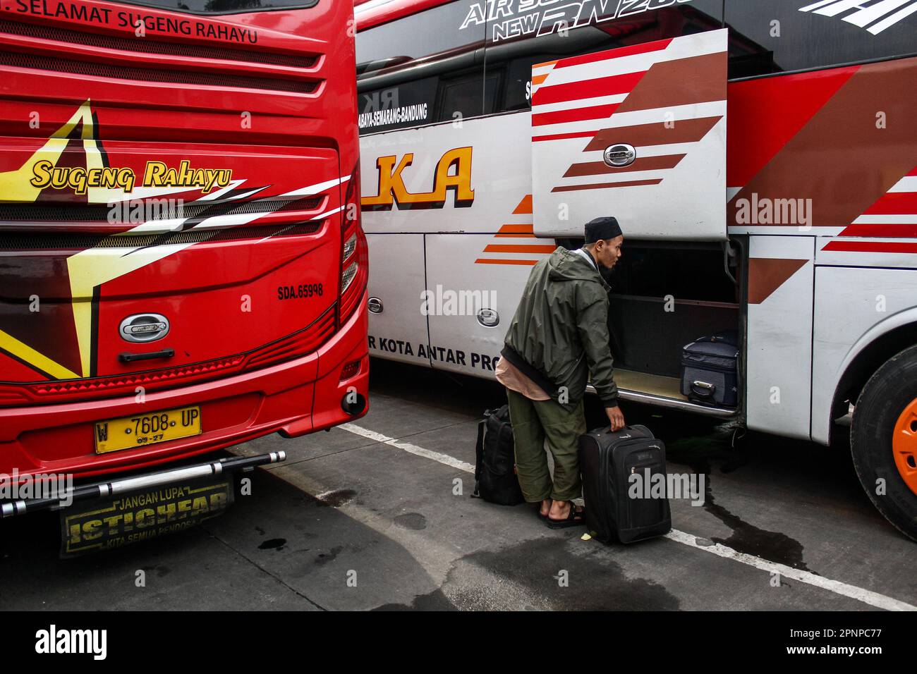 Bandung, West Java, Indonesia. 20th Apr, 2023. People wait for the ...