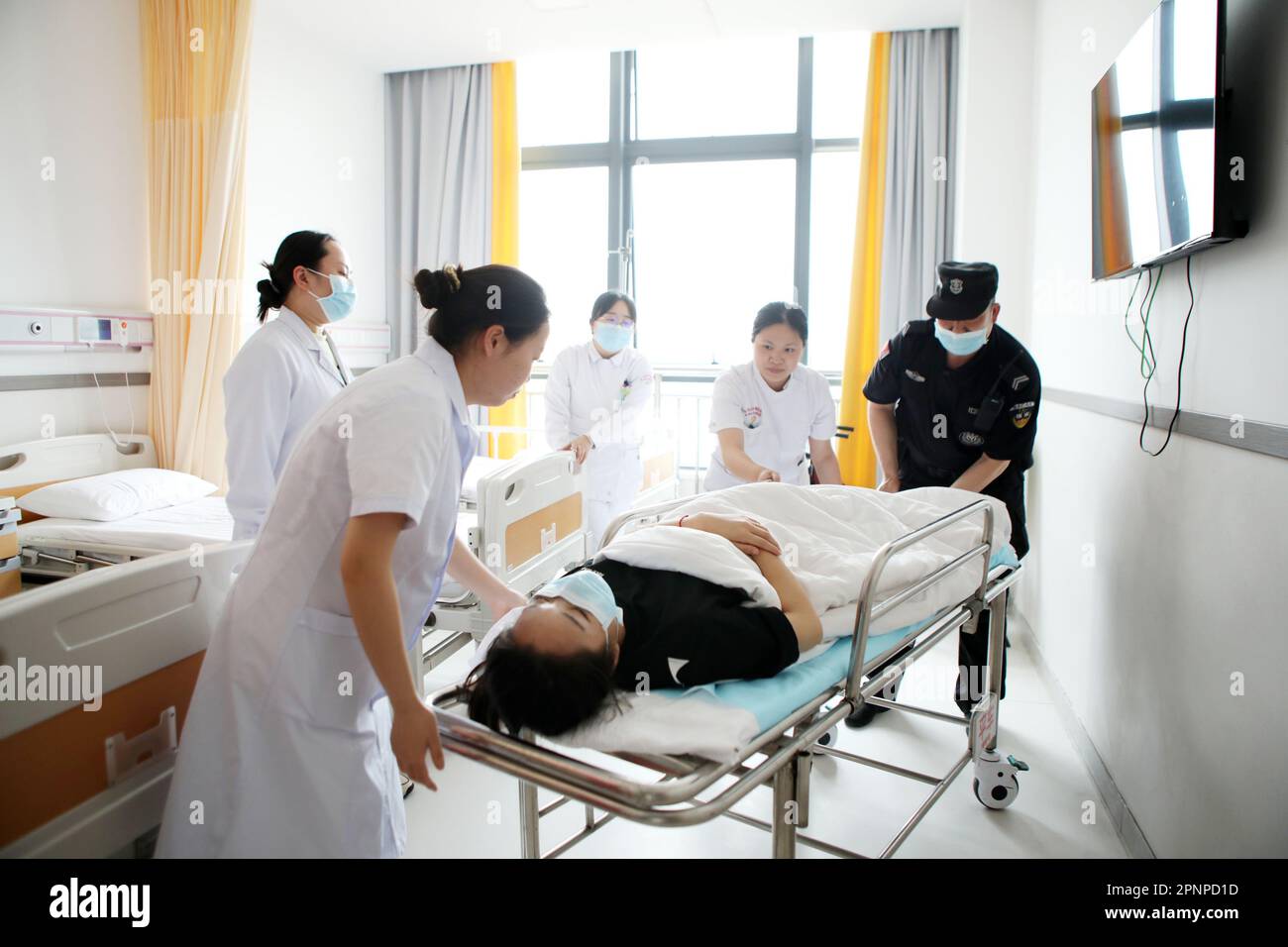 Hospital patients transfer hi-res stock photography and images - Alamy