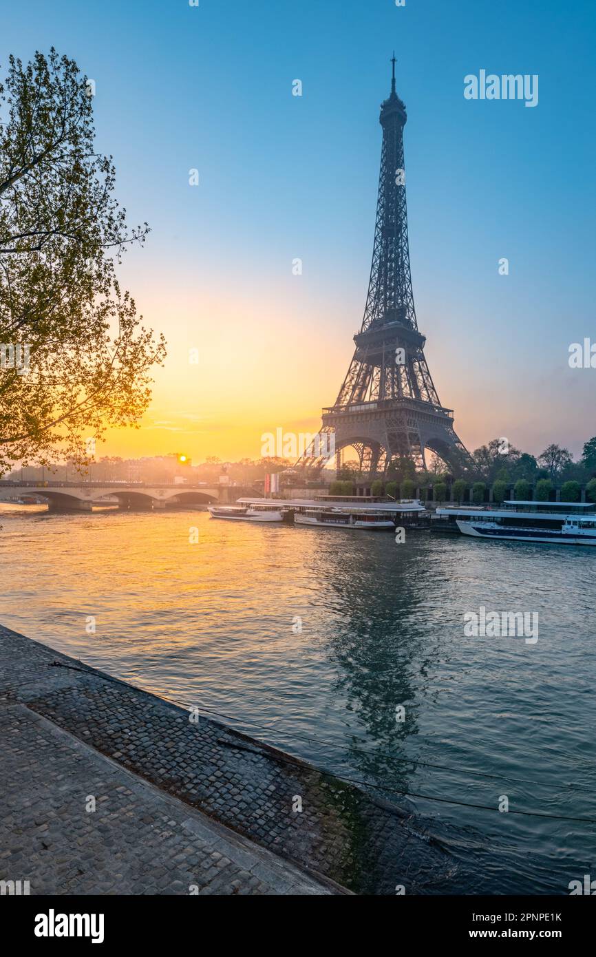 Eiffel Tower, French: Tour Eiffel, silhouette at sunrise time on sunny ...
