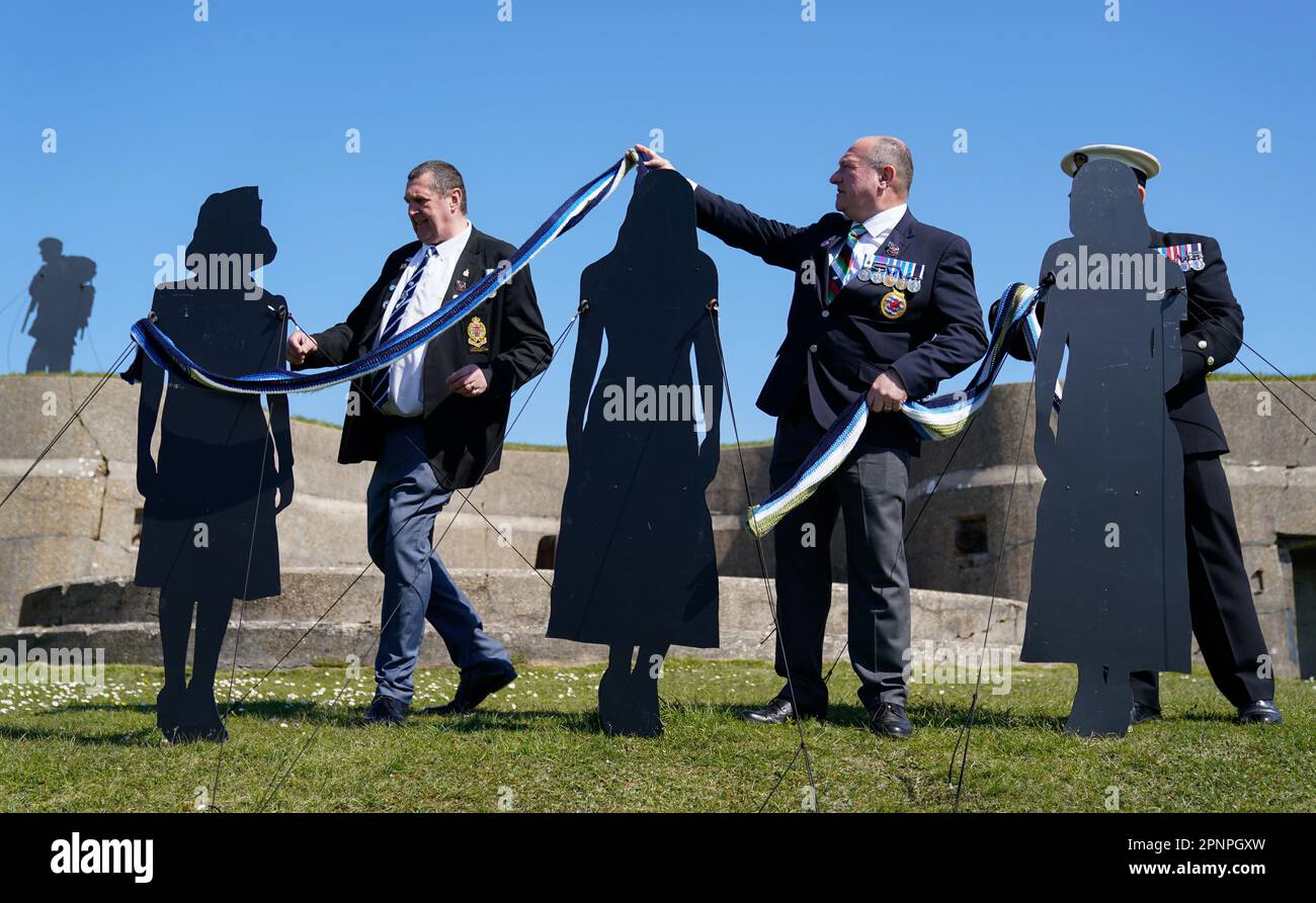 Falklands veterans Barrie Jones (left) and Andy Gatherer place a scarf ...