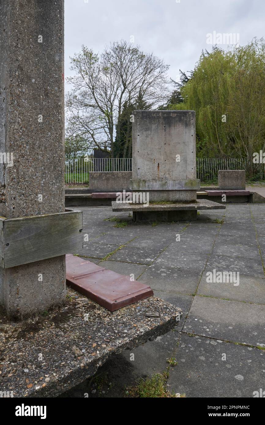 Brutalist seating hi-res stock photography and images - Alamy