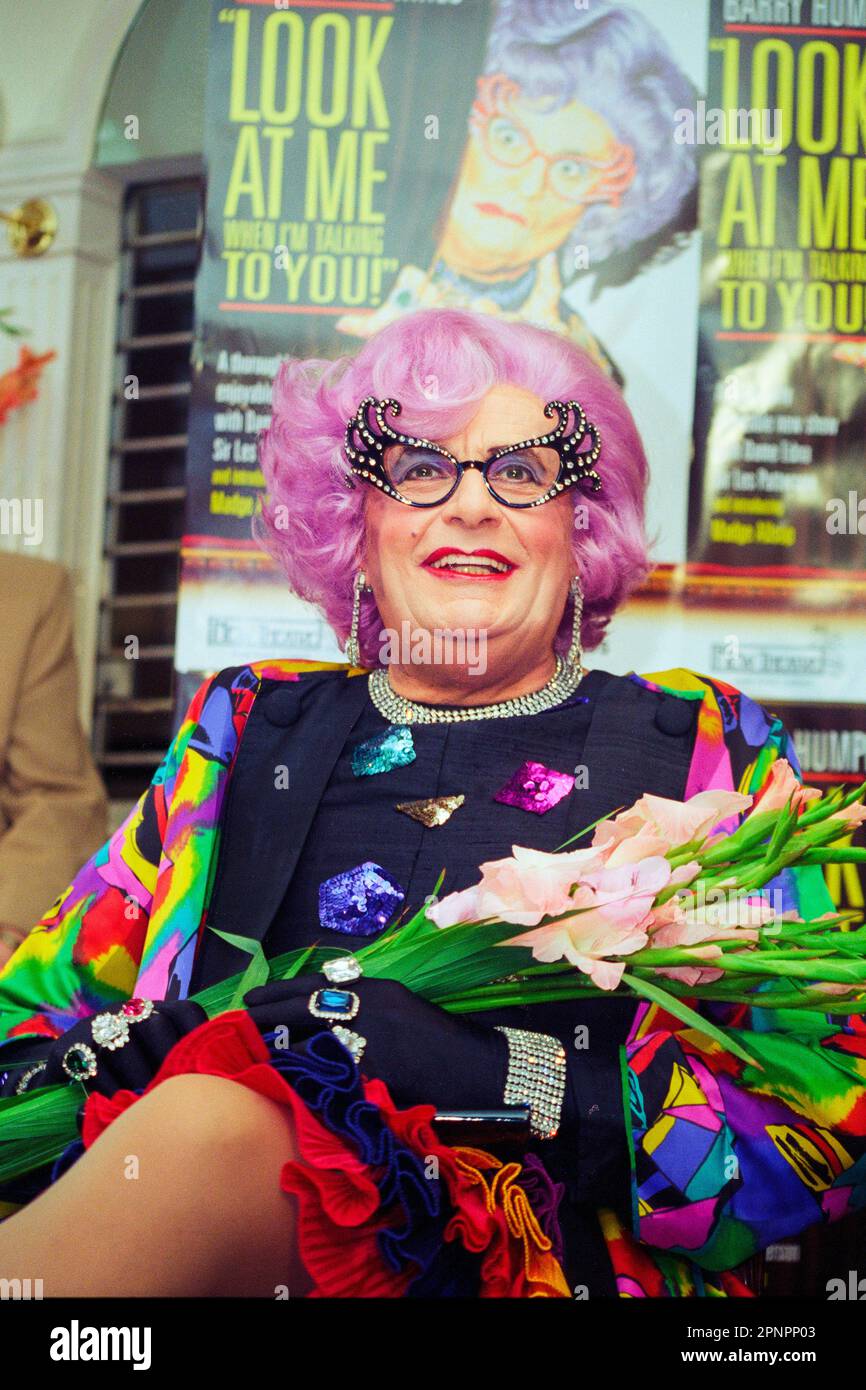 Dame edna everage glasses hi-res stock photography and images - Alamy
