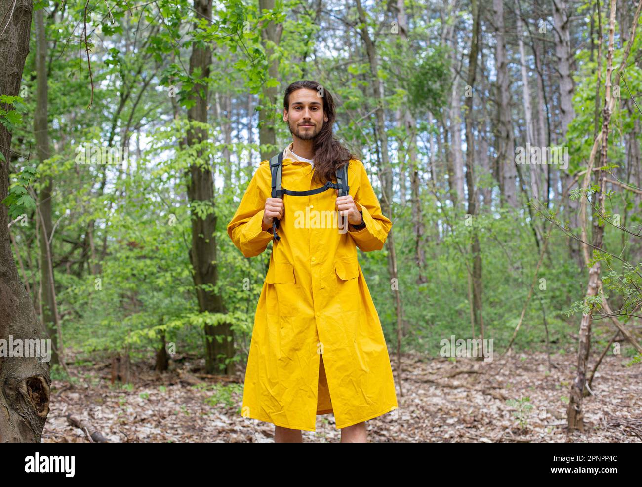 Sport man in yellow hi-res stock photography and images - Alamy