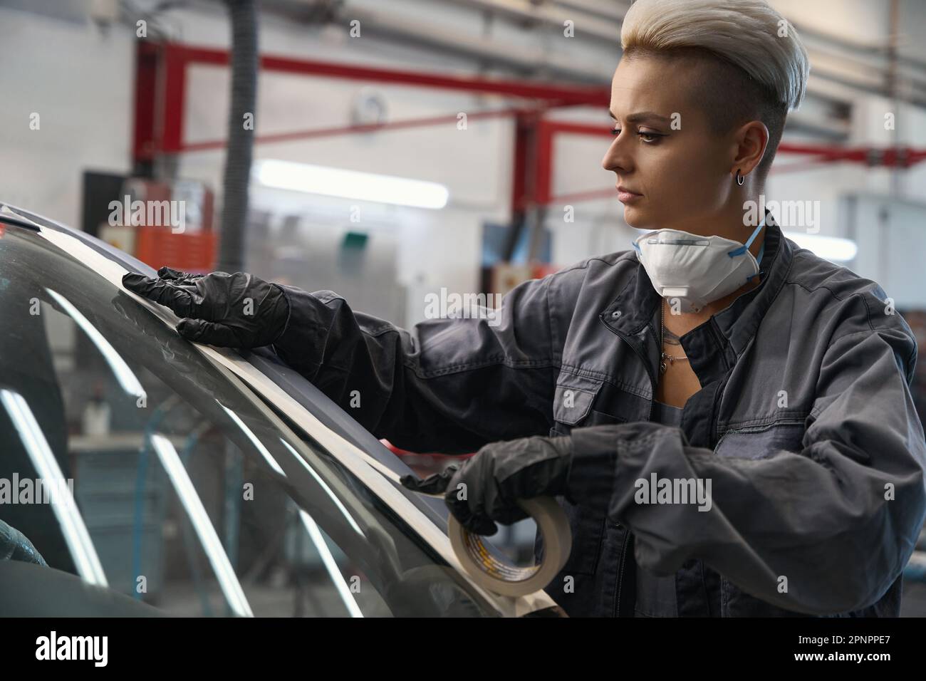 Lady mechanic standing next to car in repair shop Stock Photo - Alamy