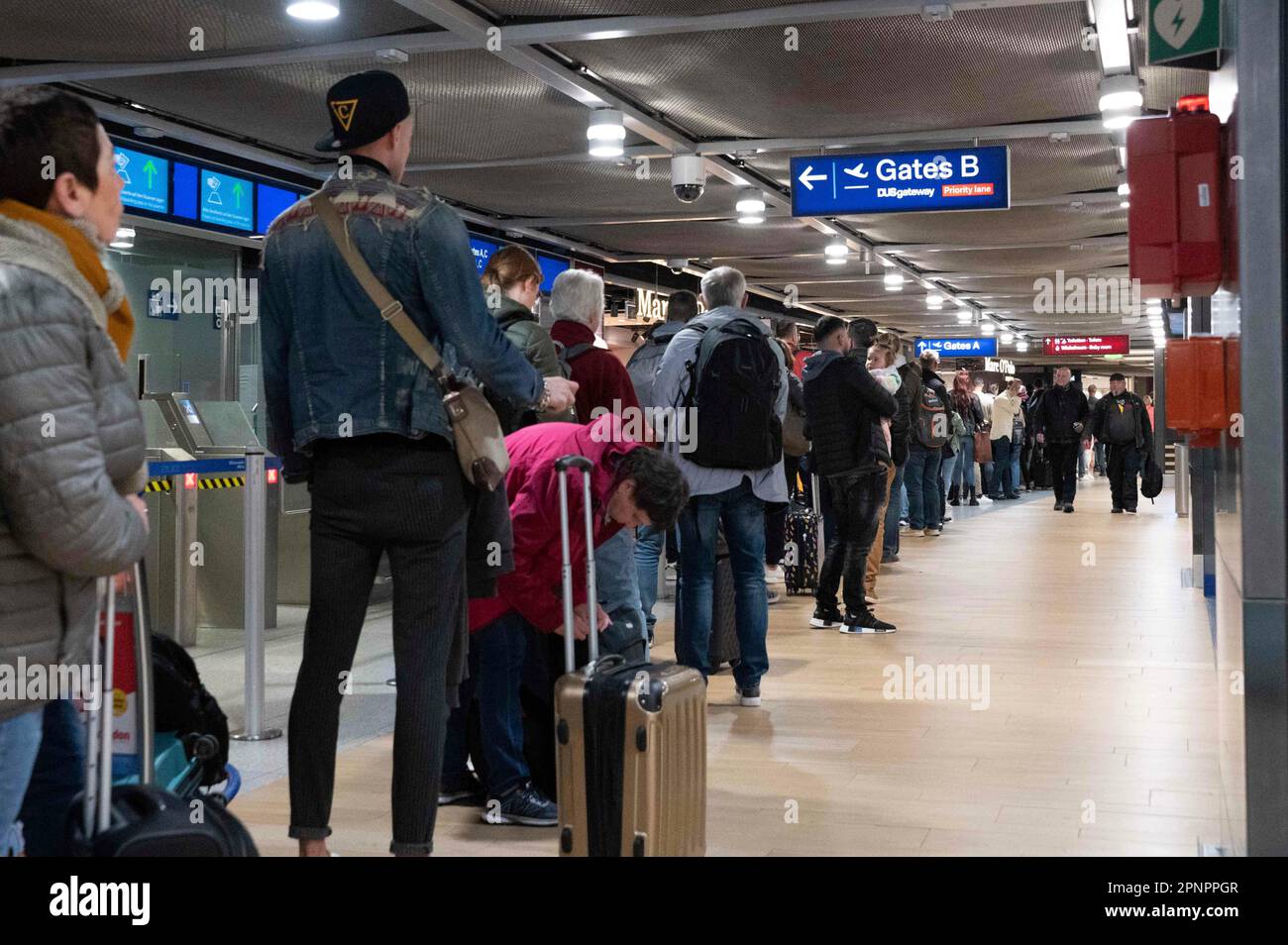 Dusseldorf, Deutschland. 20th Apr, 2023. long queue of passengers in ...