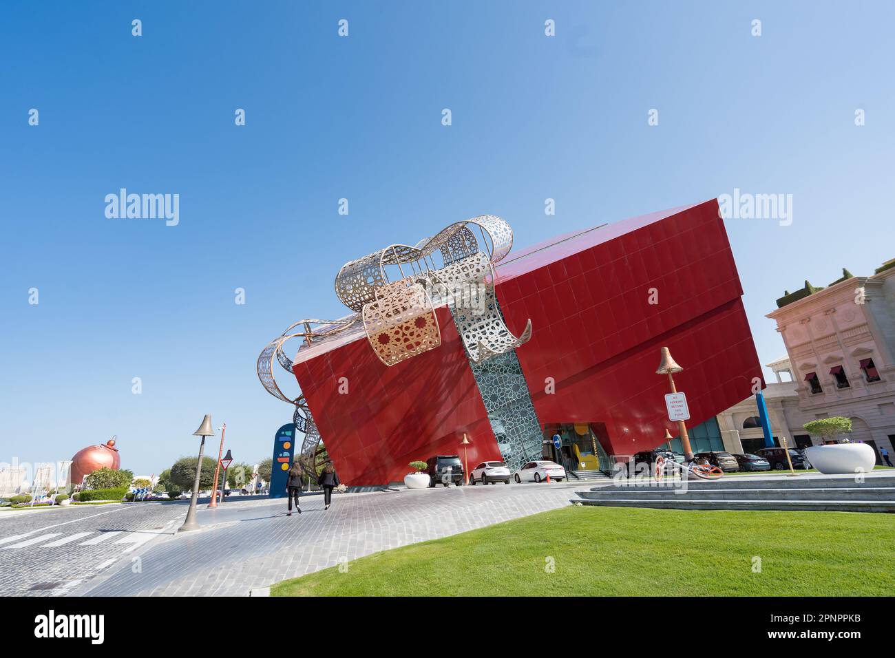 Gift box like structure architecture Stock Photo - Alamy