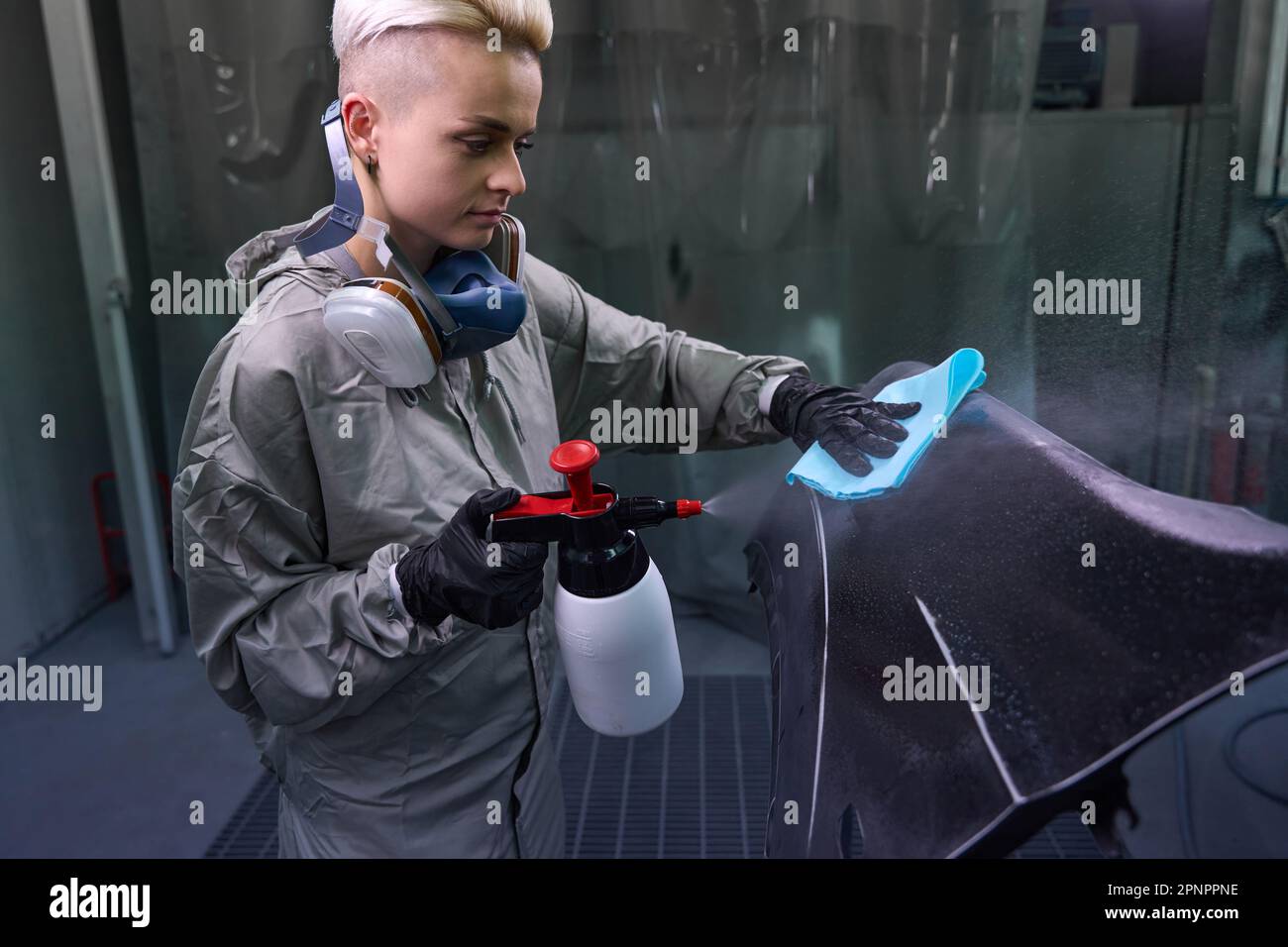 Auto service staff cleaning car in service garage Stock Photo - Alamy