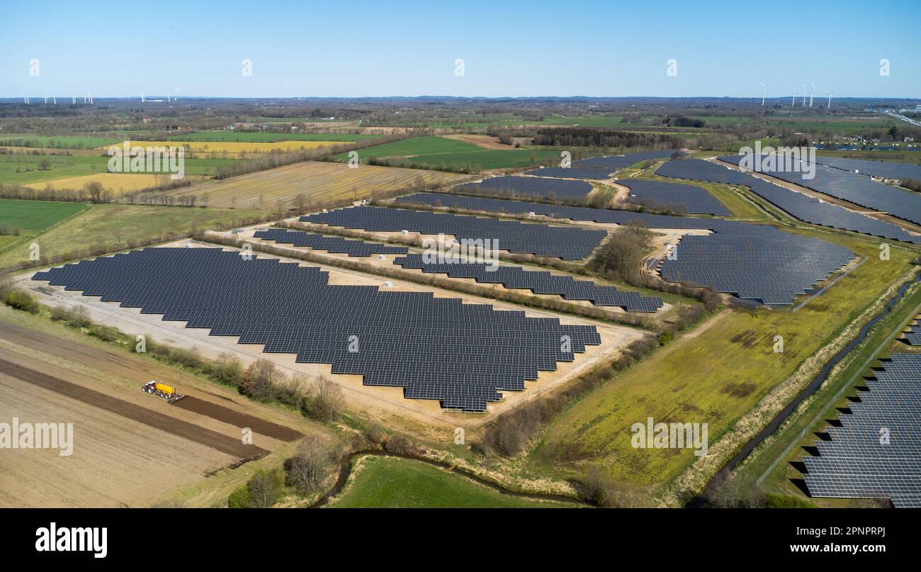 Wasbek, Germany. 19th Apr, 2023. A new solar plant stands next to ...
