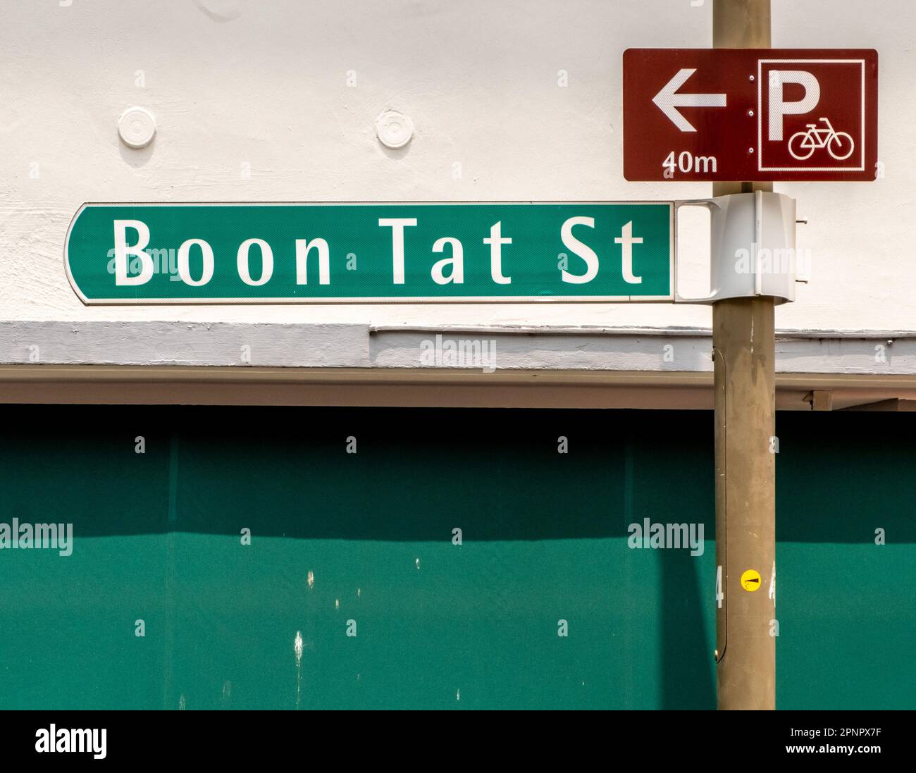 Green street sign in downtown Singapore Stock Photo - Alamy