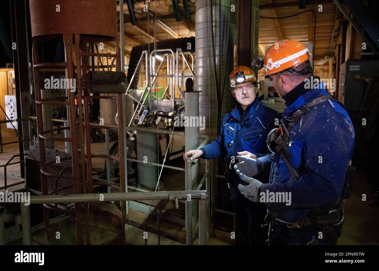 20 April 2023, Saxony, Bad Schlema: Steiger Jörg Neubert (r) is ...