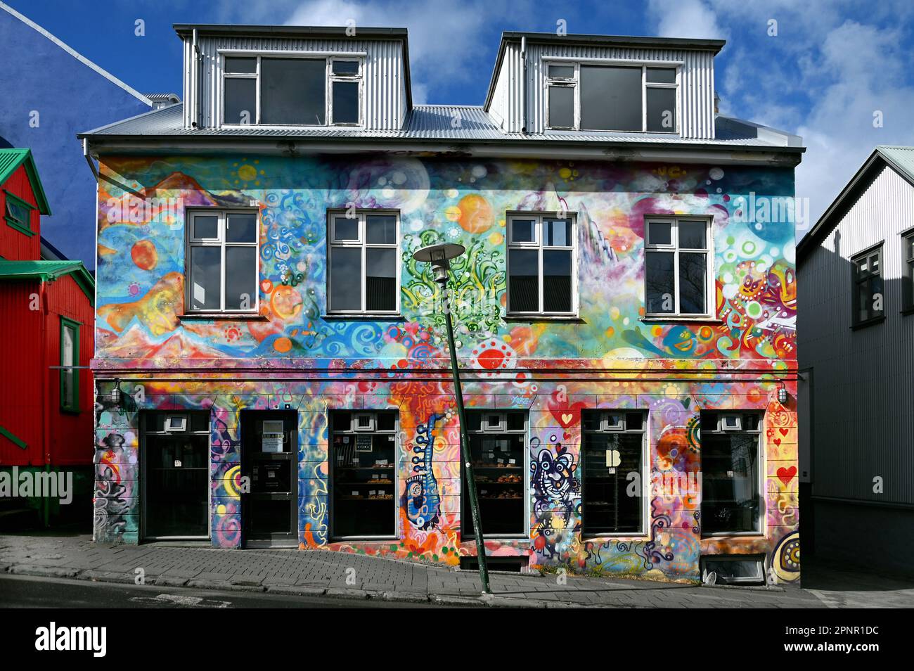 Buntes Haus mit der BŠckerei Braud & Co in Reykjavik, Island Stock ...