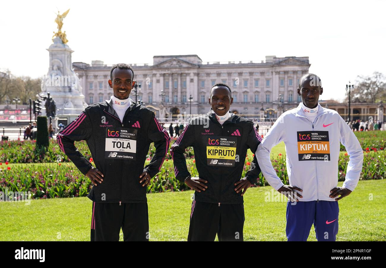 Tamirat Tola, Amos Kipruto and Kelvin Kiptum pose for photographers in ...