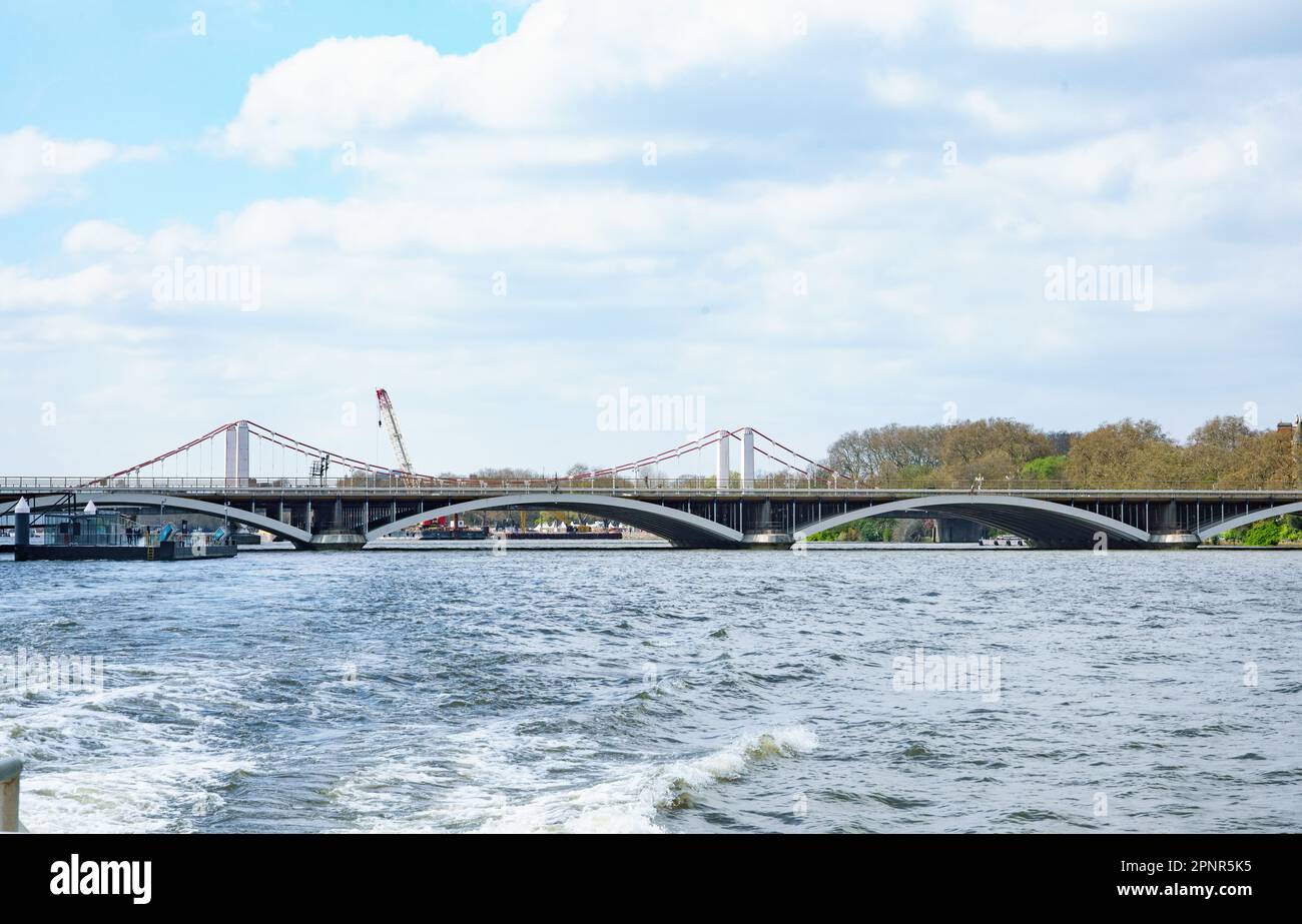The Grosvenor Railway Bridge crosses the Thames alongside Chelsea ...
