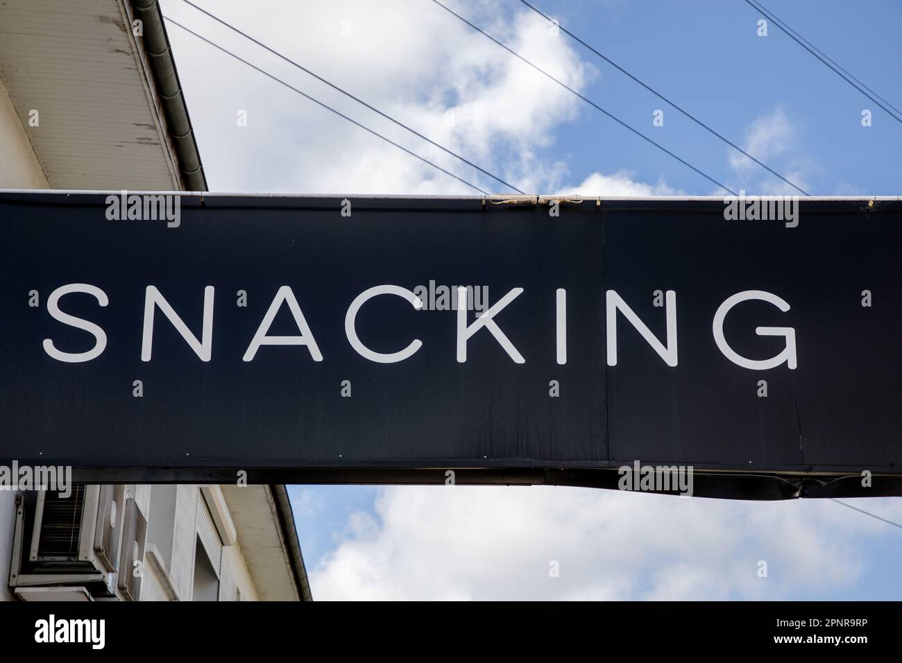 Snacking burger hi-res stock photography and images - Alamy