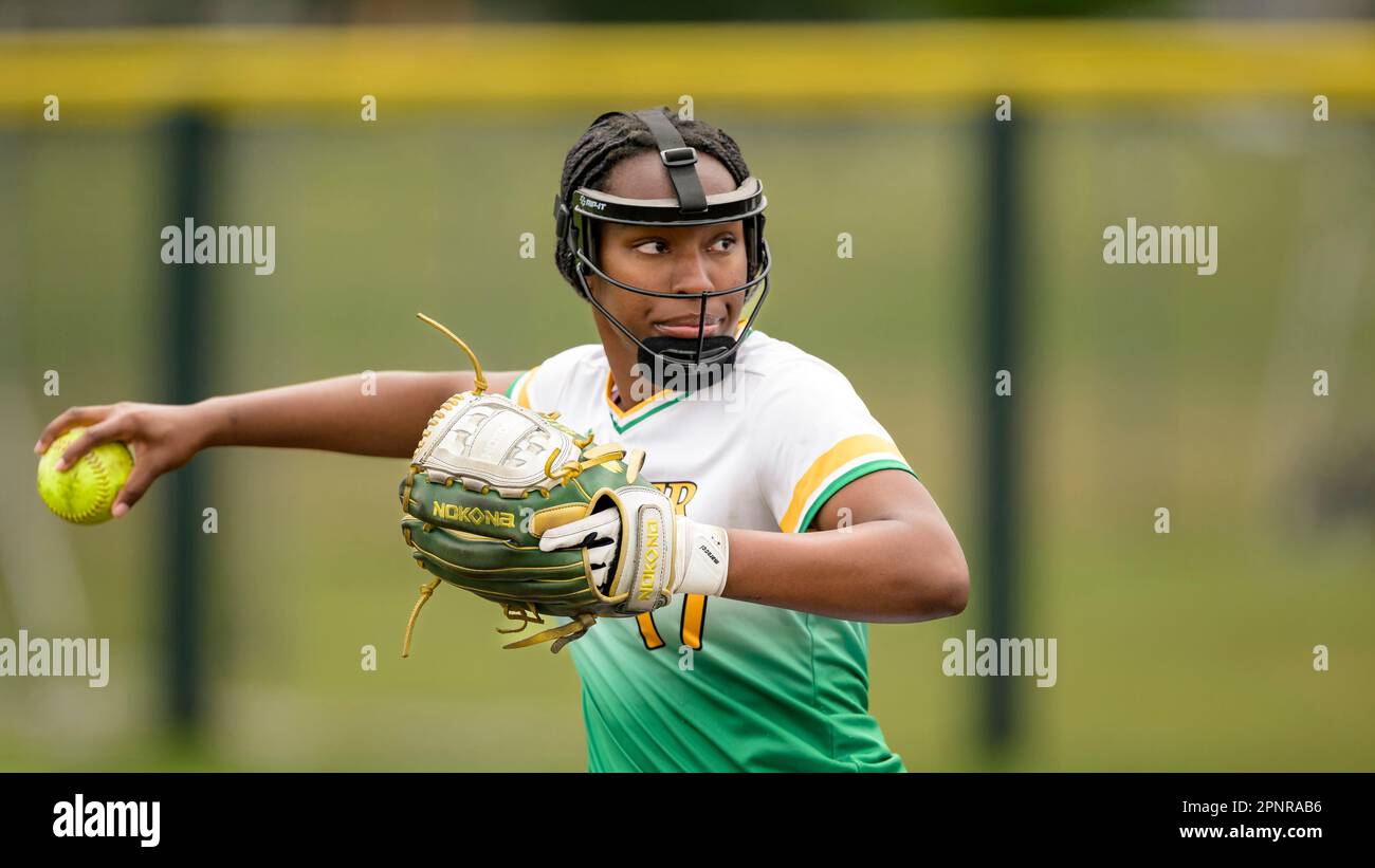 Xavier University of Louisiana infielder Alexis Richardson (17) throws ...