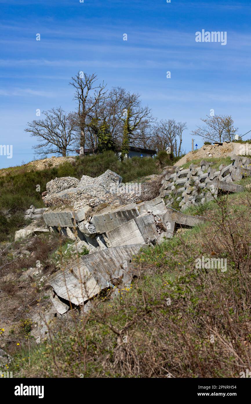 Retaining wall landslide hi-res stock photography and images - Alamy