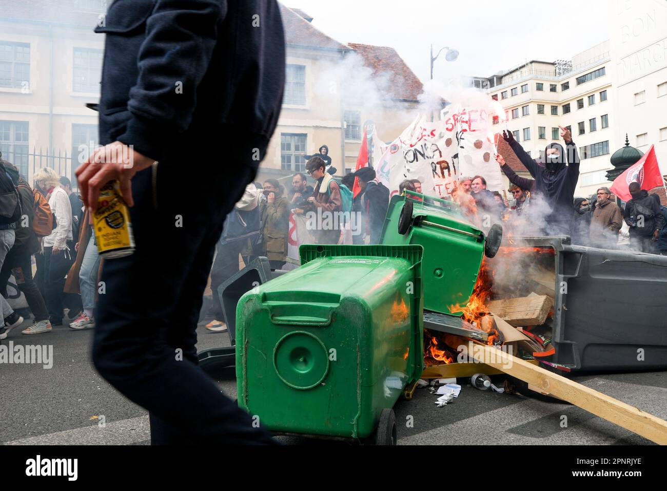 Burning garbage cans paris hi-res stock photography and images - Alamy