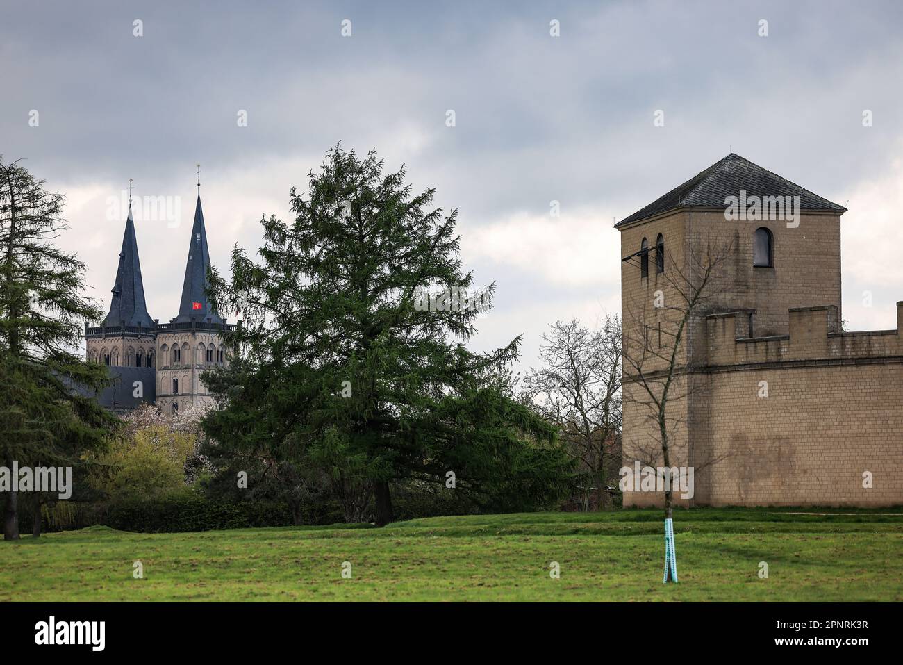 Xanten, Germany. 20th Apr, 2023. The cathedral (l) and the ...