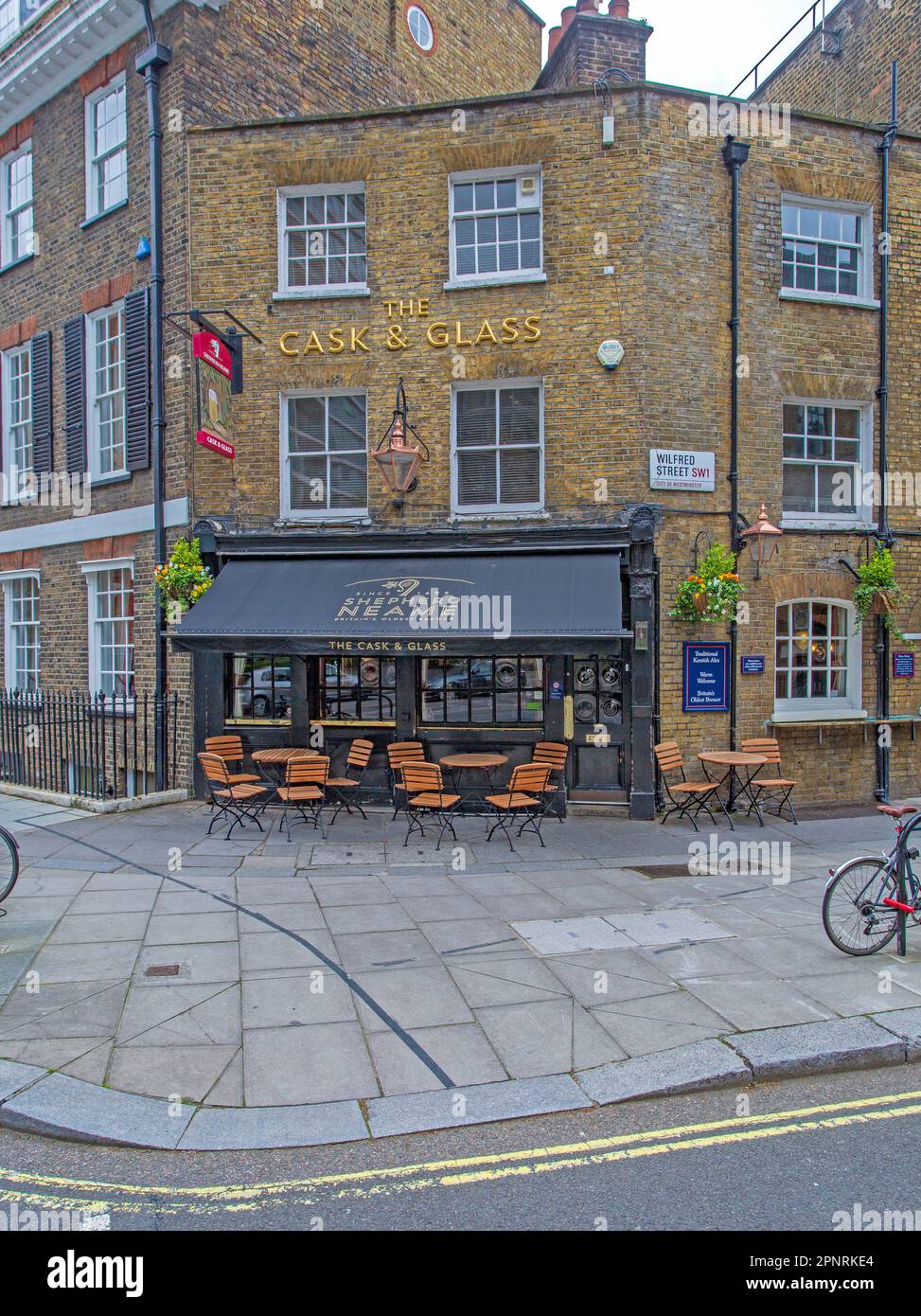 The Cask and Glass public house in Victoria, London Stock Photo - Alamy