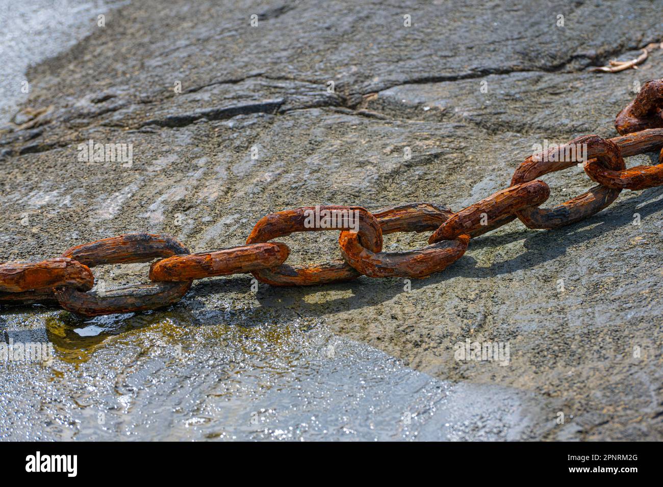 Rusty wet industrial chain hi-res stock photography and images - Alamy