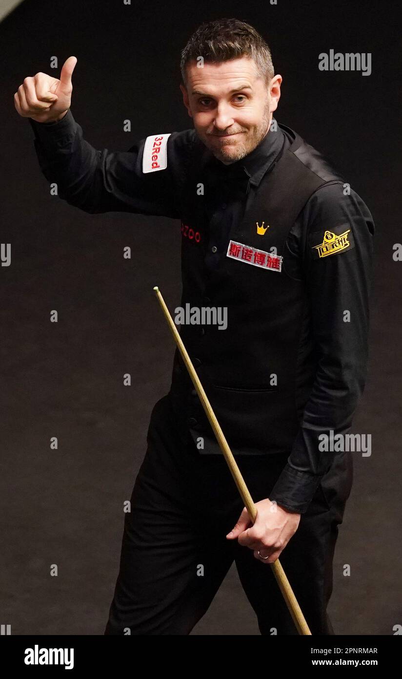 Mark Selby celebrates with a thumbs up to fans after beating Matthew ...