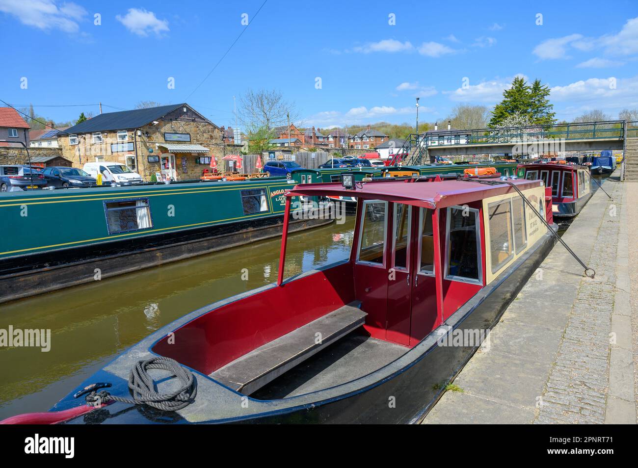 Moored narrowboats beside an empty towpath hi-res stock photography and ...