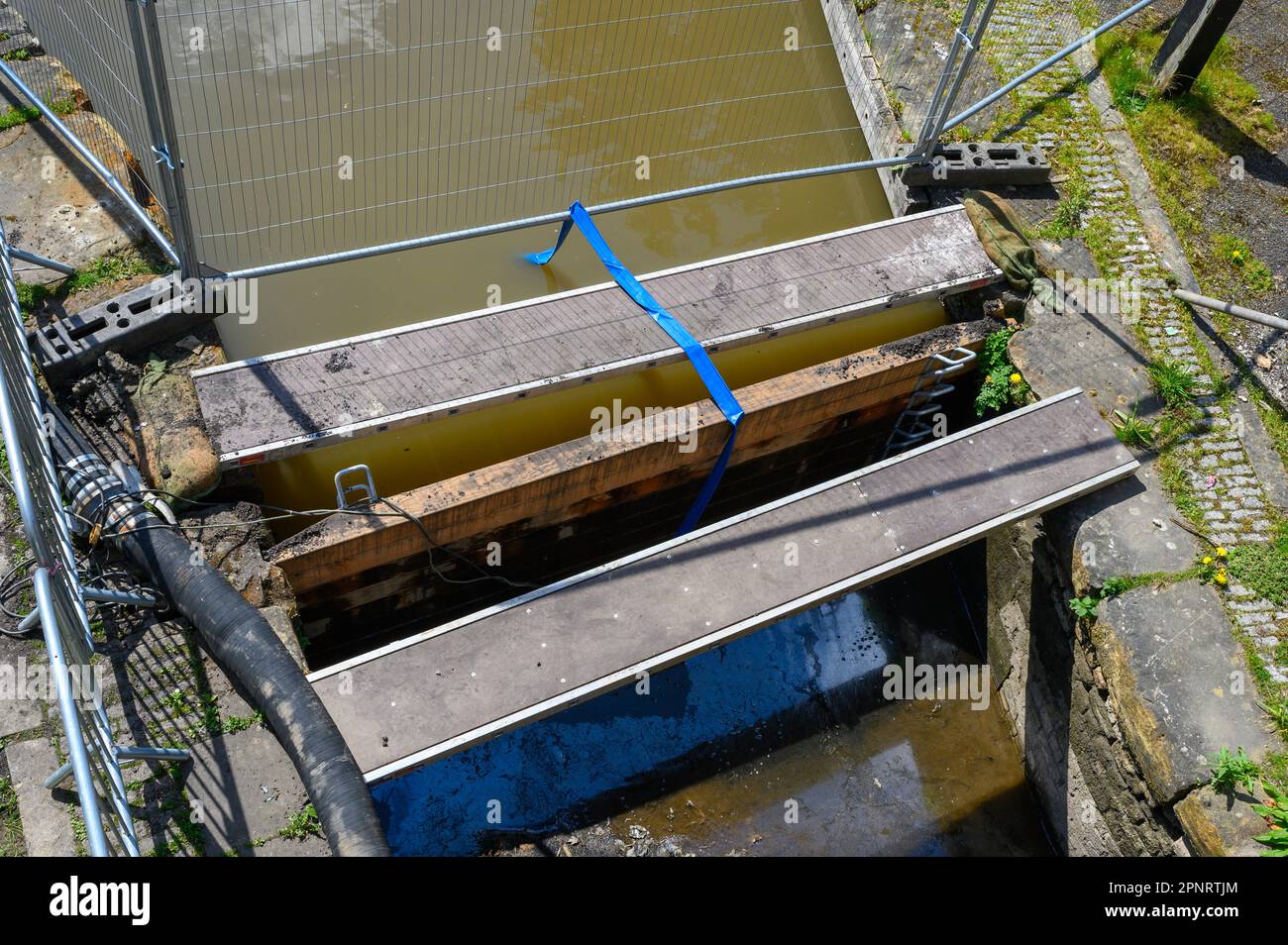 Canal flowing under a building hi-res stock photography and images - Alamy