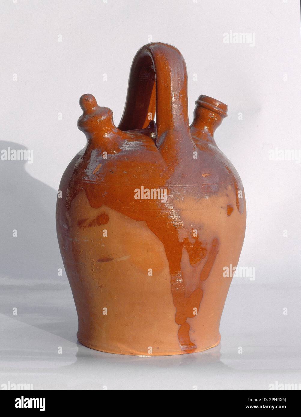 BOTIJO CON VIDRIADO DE ASA BOCA Y PITORRO - ARTE POPLAR S XX. Location ...