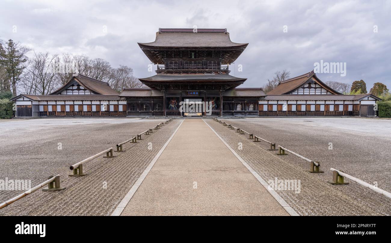 A gate at Zuiryuji, a Zen Buddhist temple in Takaoka, Japan Stock Photo ...