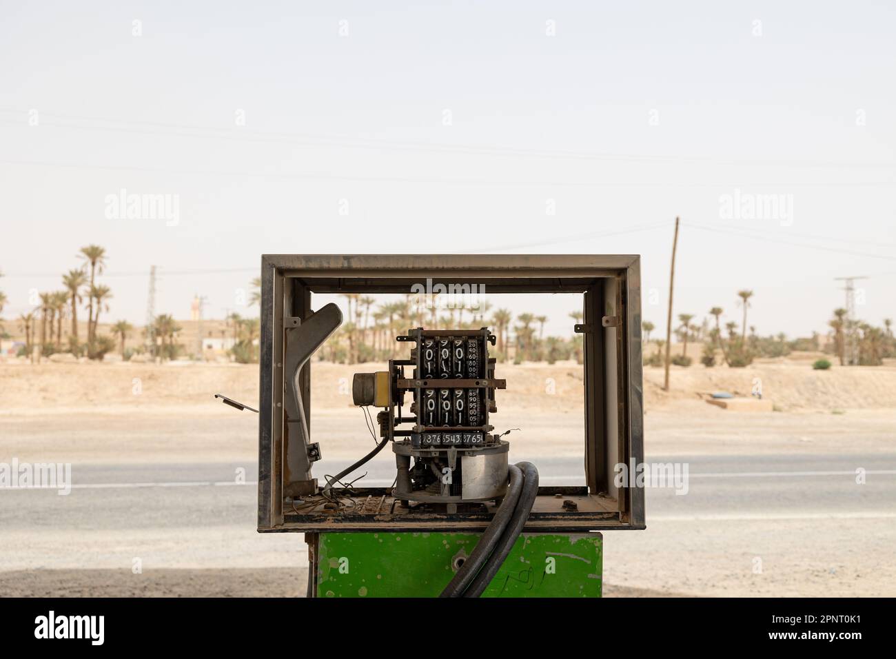 abandoned gas station in the desert Stock Photo - Alamy