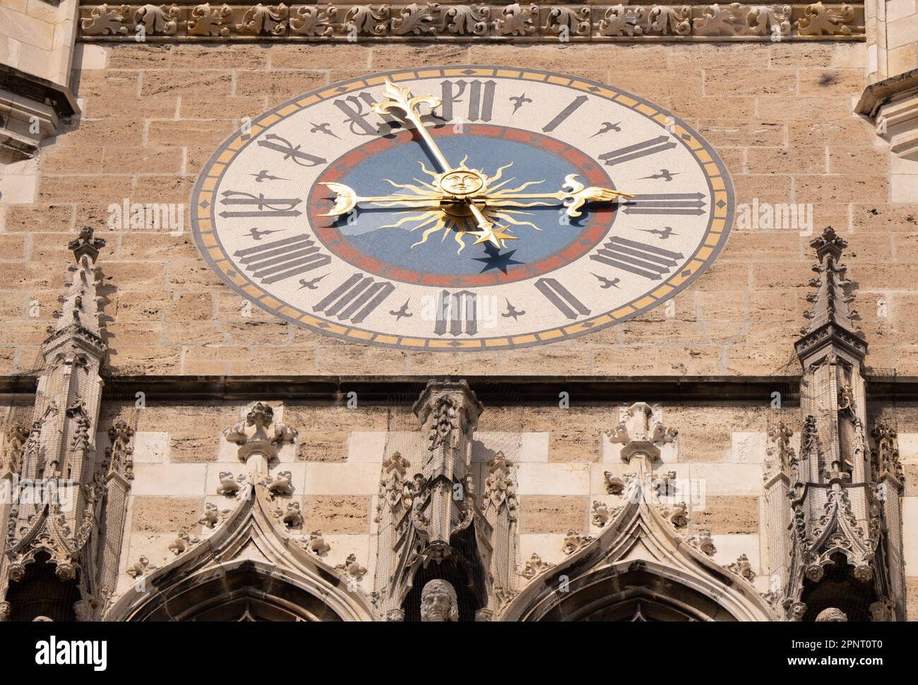 Centre clock on New City Hall (Neues Rathaus),Marienplatz in central ...