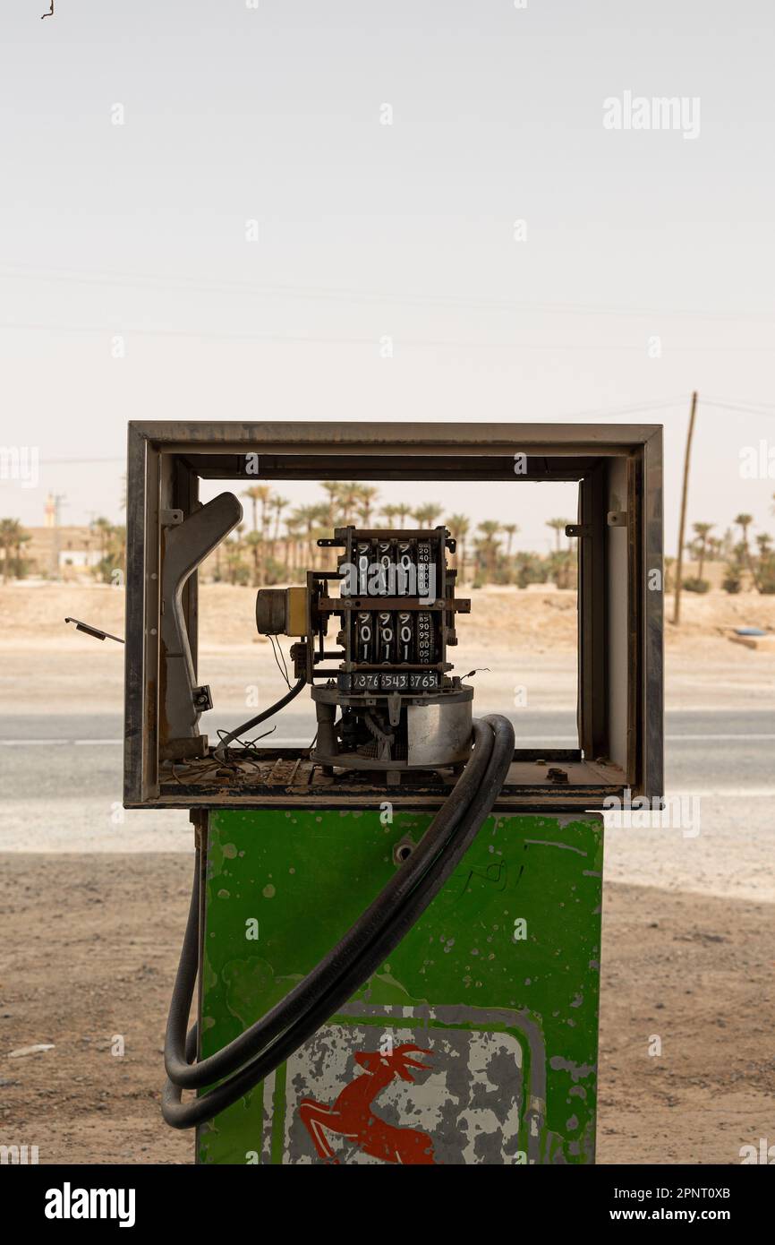 abandoned gas station in the desert Stock Photo - Alamy