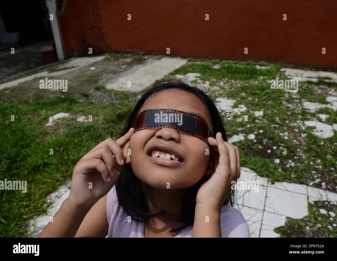 Bogor, West Java, Indonesia. 20th Apr, 2023. A girl using a negatives ...