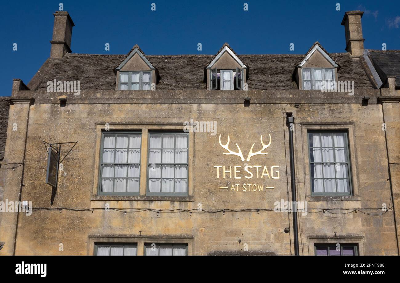 Traditional English pub in Cotswolds, England Stock Photo - Alamy