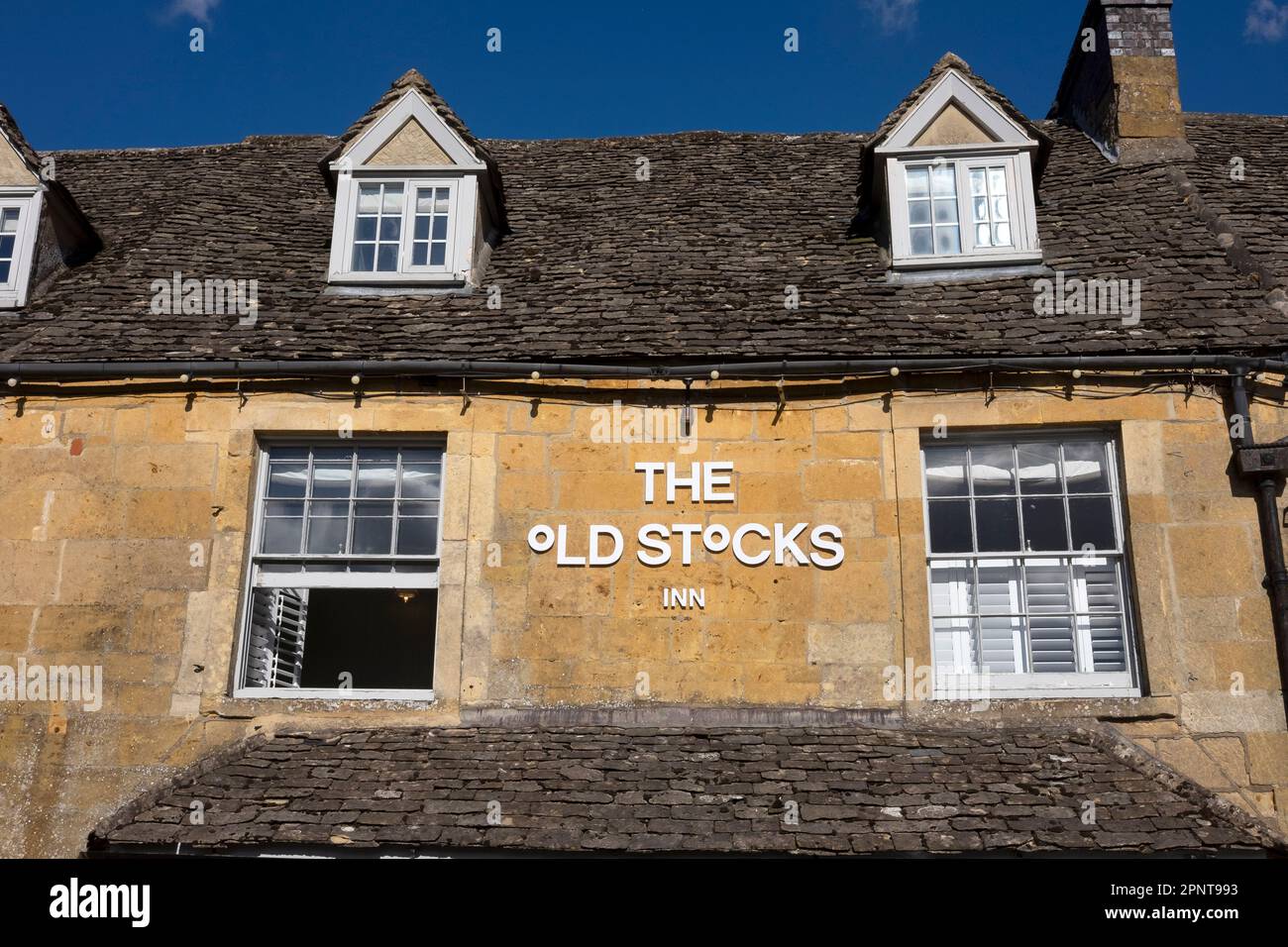 Traditional English pub in Cotswolds, England Stock Photo - Alamy