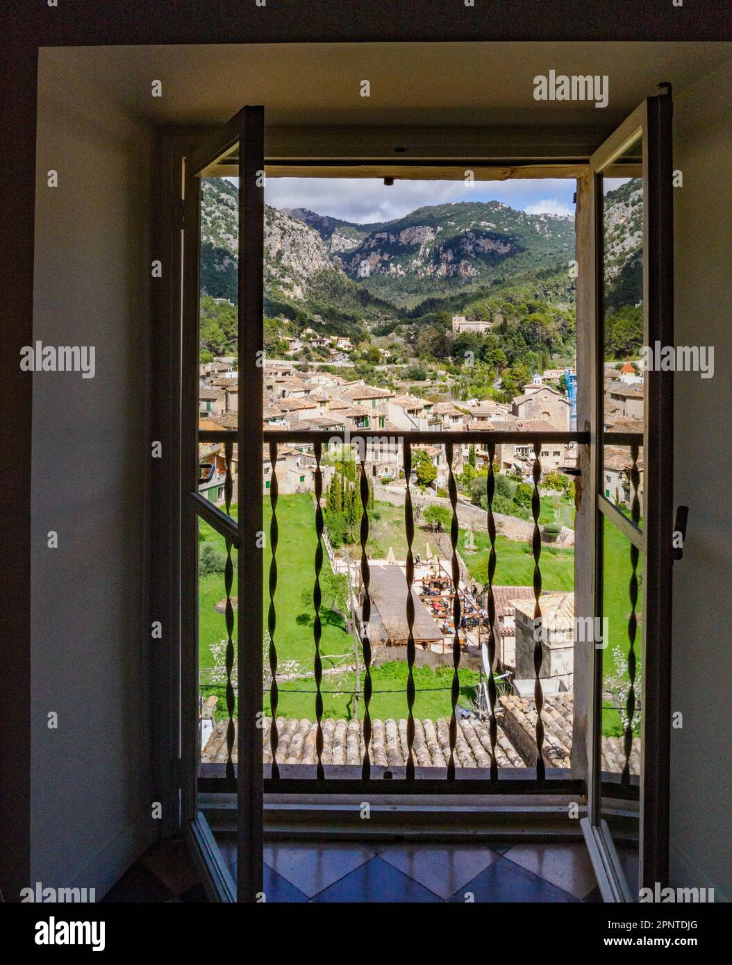 View from balcony at night hi-res stock photography and images - Alamy