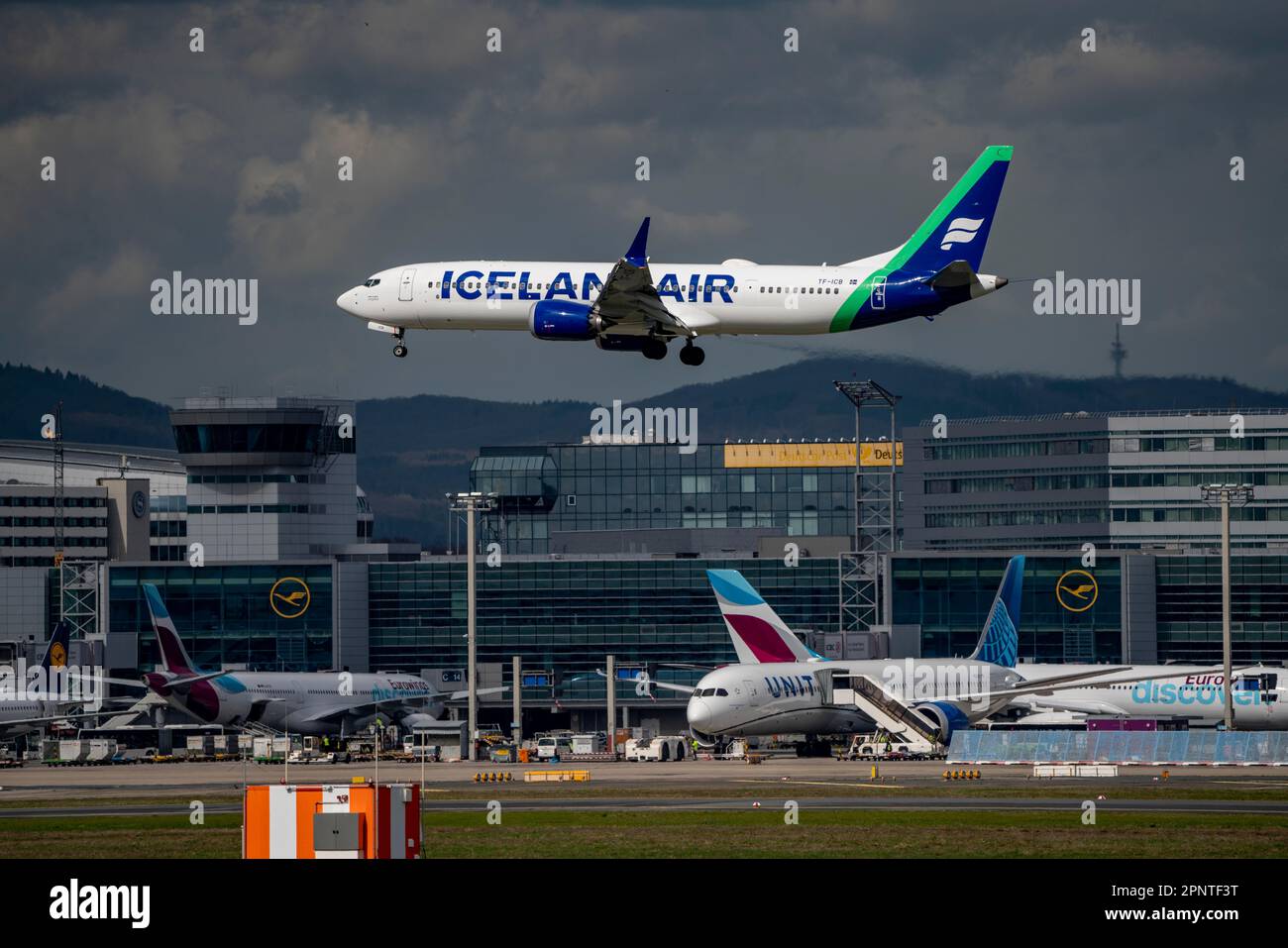 Icelandair aircraft on approach to Frankfurt am Main airport, on the ...