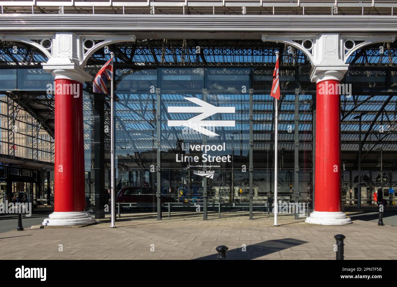 Exit from Lime Street Train Station in Liverpool Stock Photo - Alamy