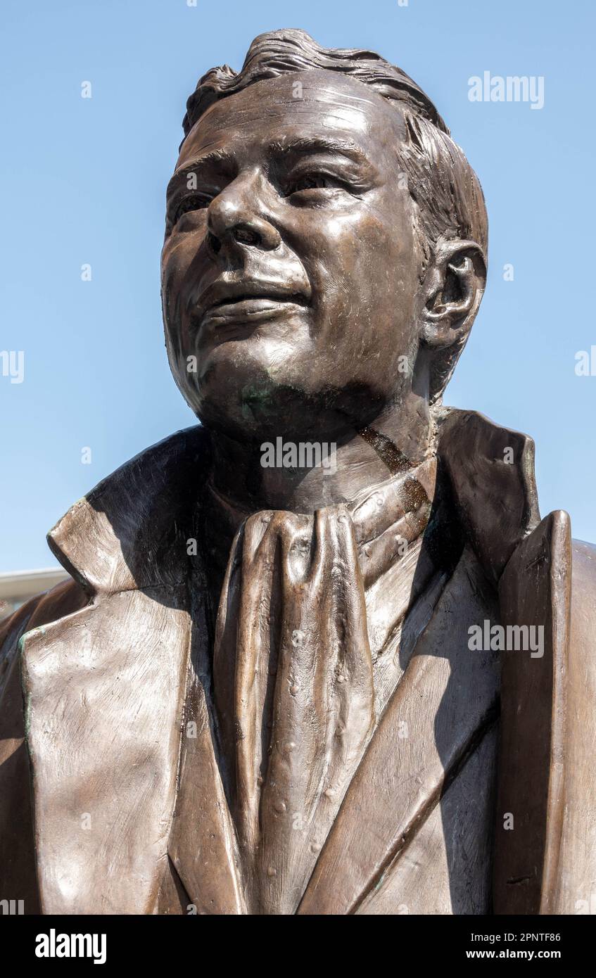 Brian Epstein statue in city centre Liverpool Stock Photo - Alamy