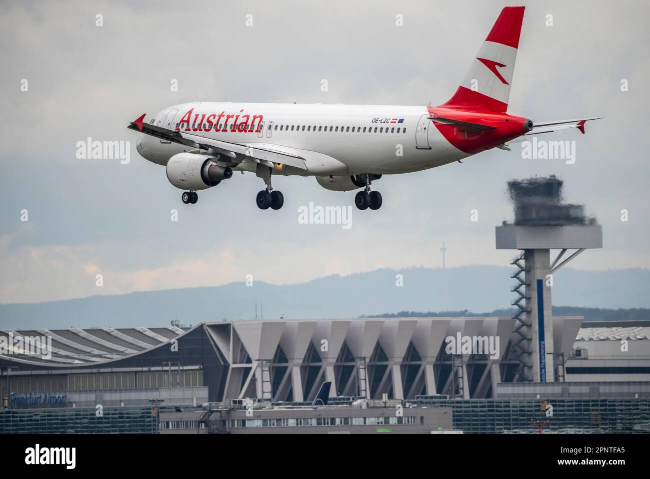 Austrian Airlines Airbus A320, OE-LZC, approaching Frankfurt Airport ...