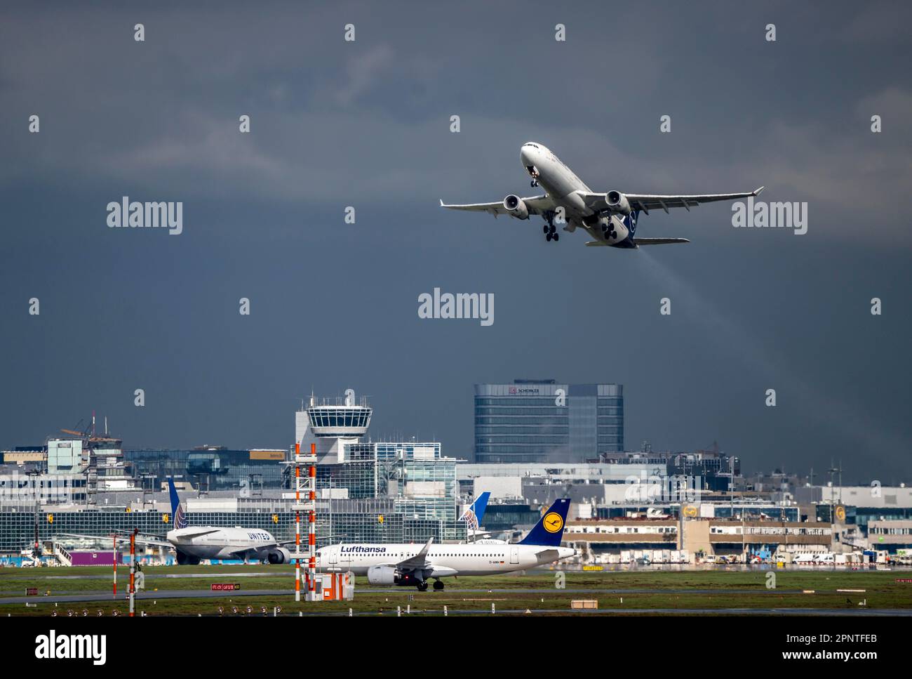 Lufthansa plane takes off on the centre runway, Frankfurt am Main ...